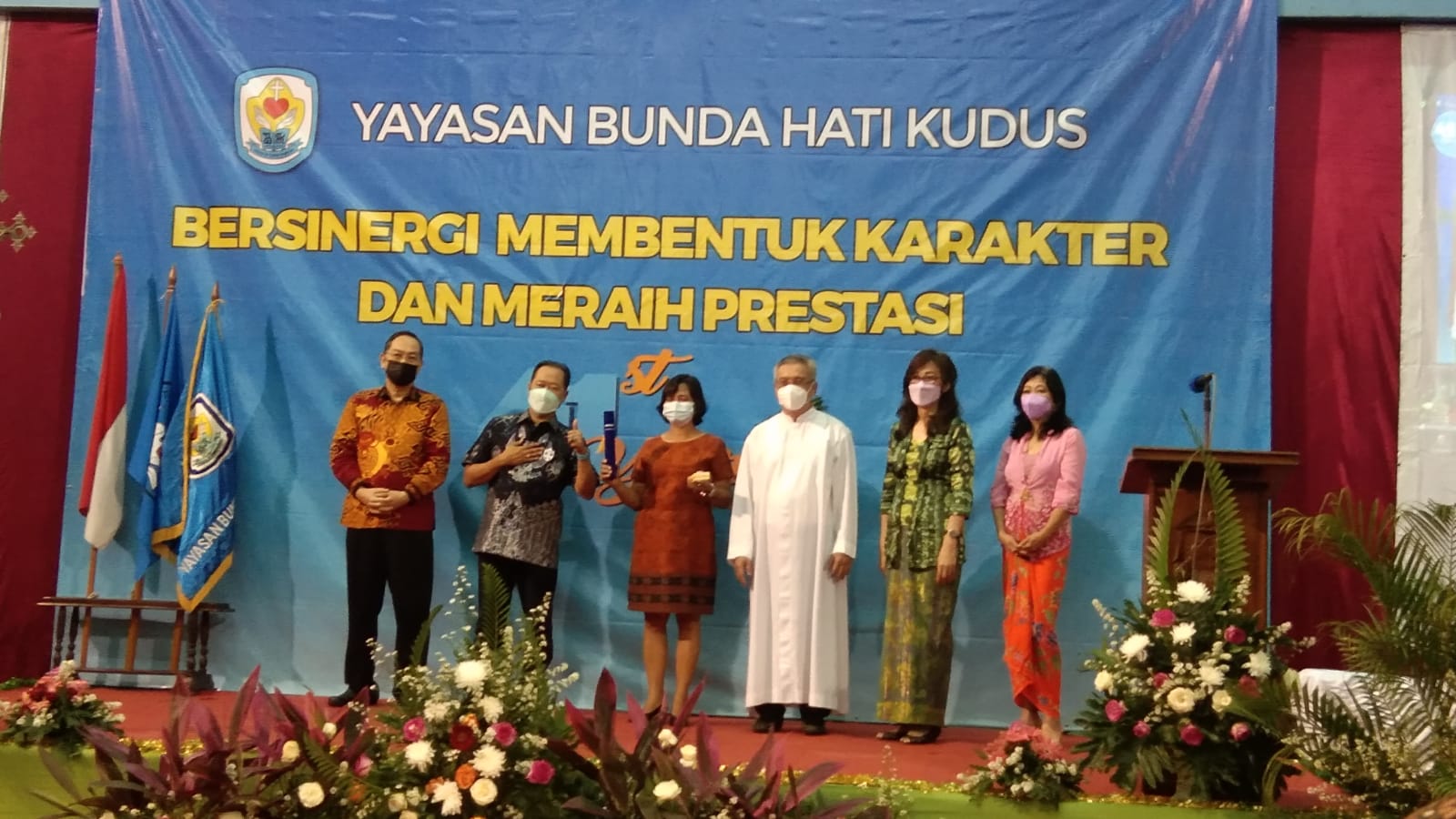 Ulang Tahun YBHK Ke-41: 53 Yubilaris Menerima Penghargaan - Sekolah ...